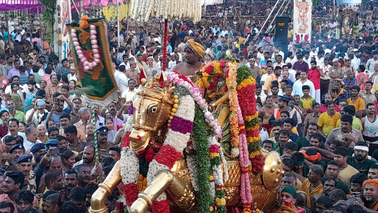 VAIGAI TURNS A RIVER OF DEVOTEES AS LORD KALLAZHAGAR MAKES A GRAND ...